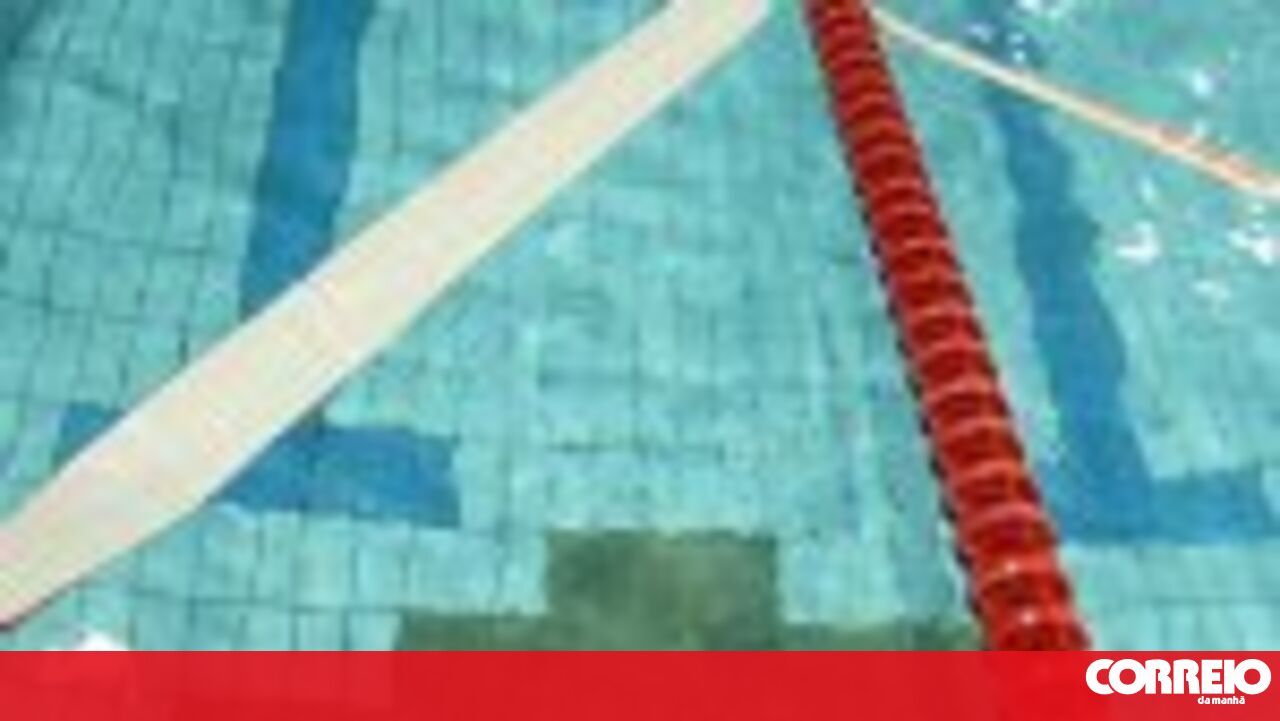 FERRUGEM E BARATAS NAS PISCINAS DO JAMOR - Desporto - Correio da Manhã