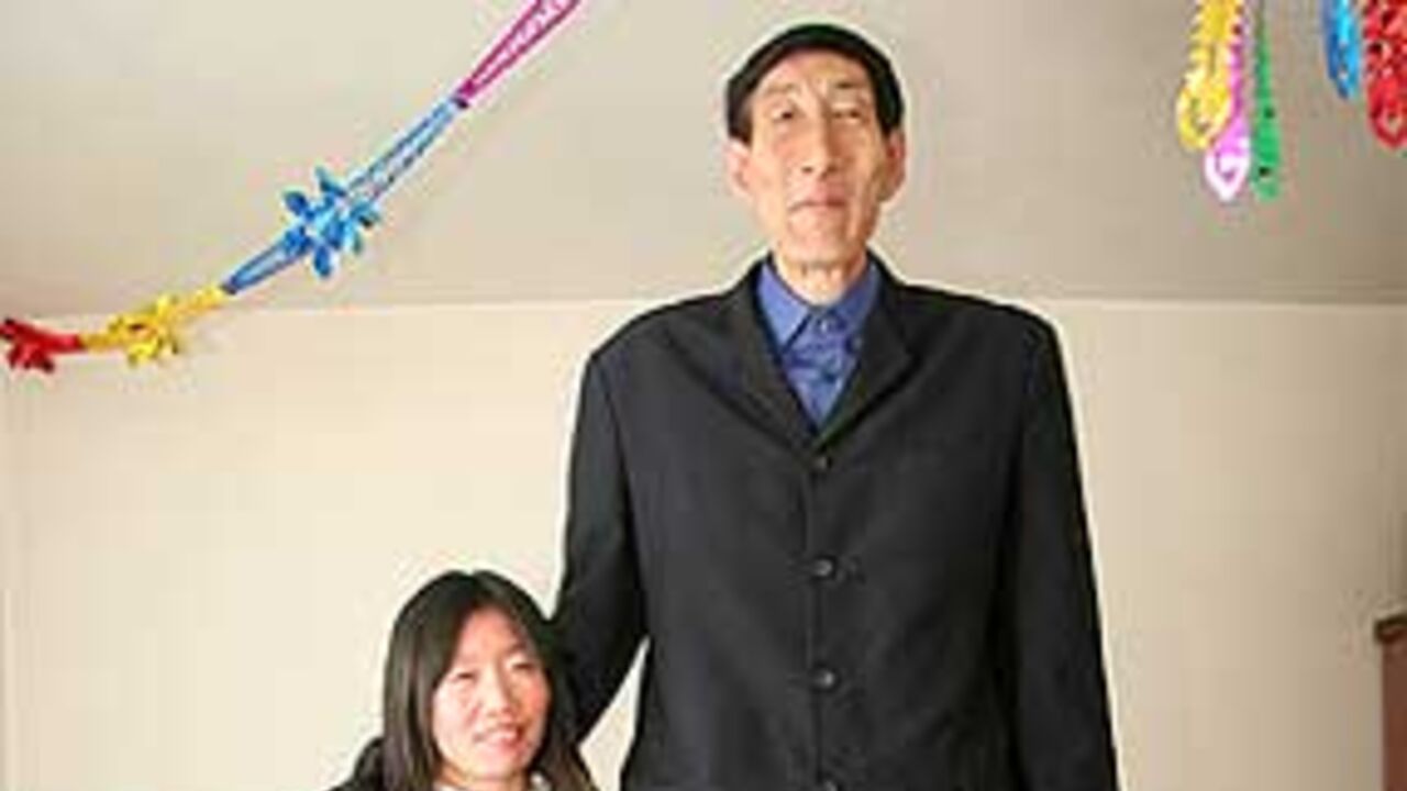 Homem mais alto do Mundo tem 2,46 metros - Mundo - Correio da Manhã