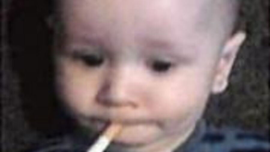 Foto de bebé de cigarro na boca gera polémica - Mundo - Correio da Manhã