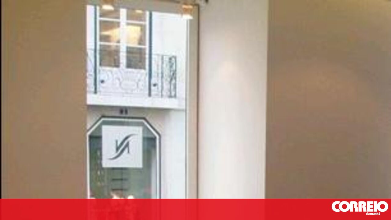 Lisboa: Bombeiros na loja da Nespresso do Chiado - Portugal - Correio ...