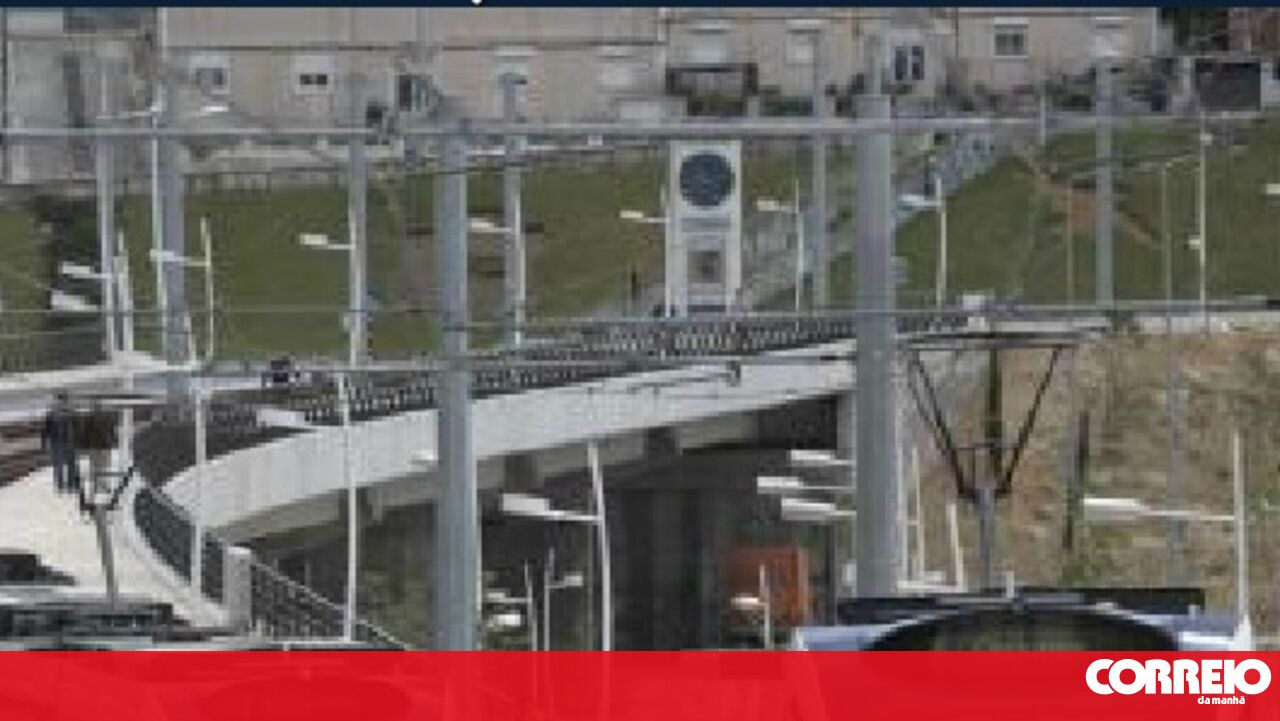 Corroios: Um ferido em embate de ligeiro contra metro de superfície ...
