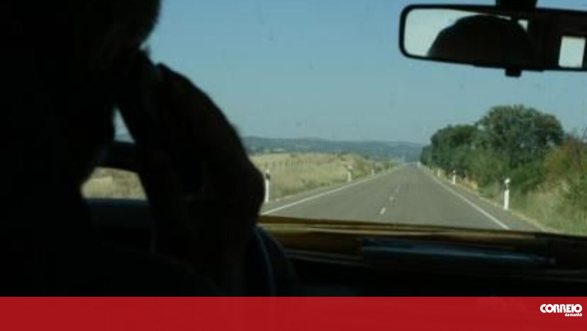 Multados pelo uso de telemóvel a conduzir - Sociedade - Correio da Manhã
