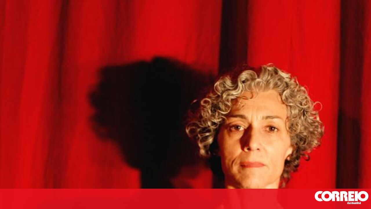 Lara Li em palco para não morrer - Cultura - Correio da Manhã