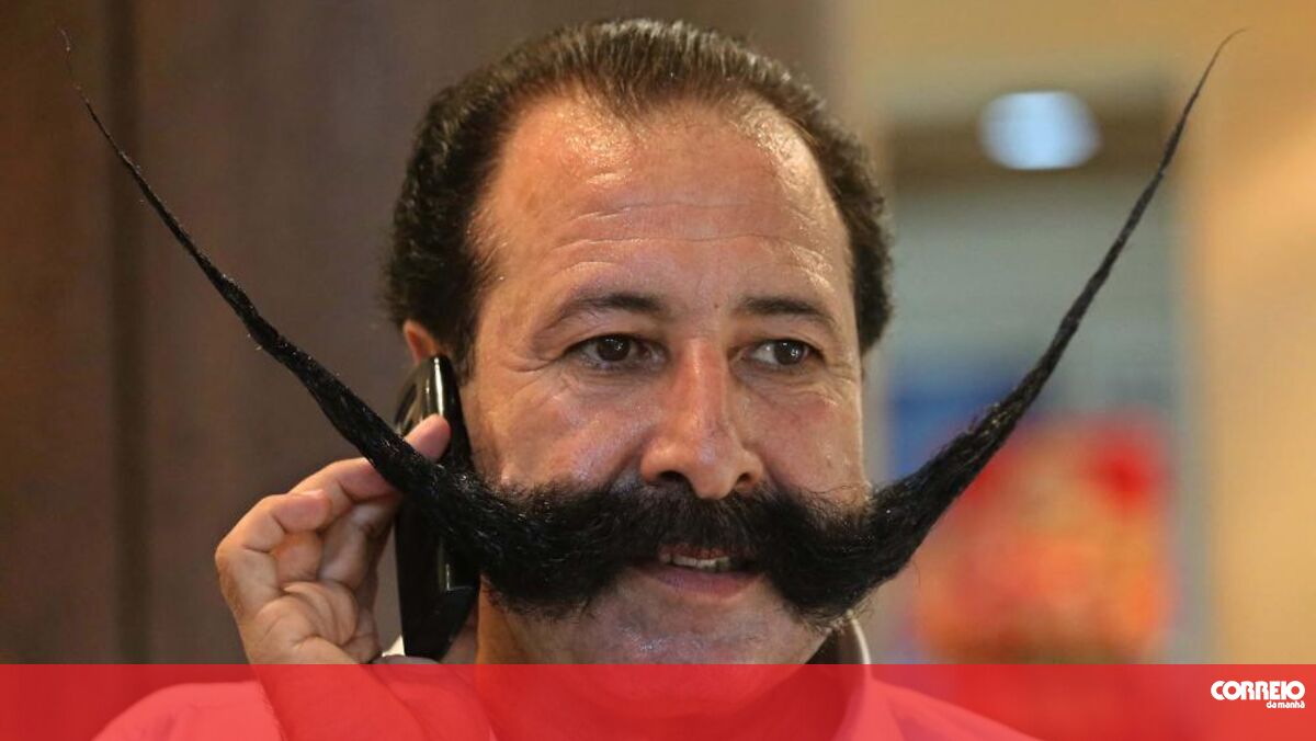 Homem com bigode gigante pede asilo - Insólitos - Correio da Manhã