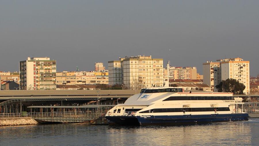 Greve parcial afeta barcos entre Barreiro e Lisboa - Sociedade ...