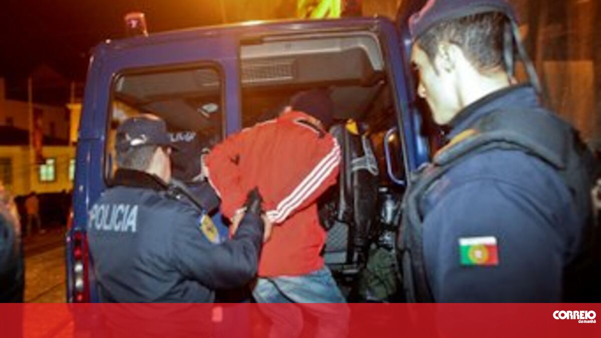 Gang juvenil aterroriza e rouba no Bairro Alto - Portugal - Correio da ...