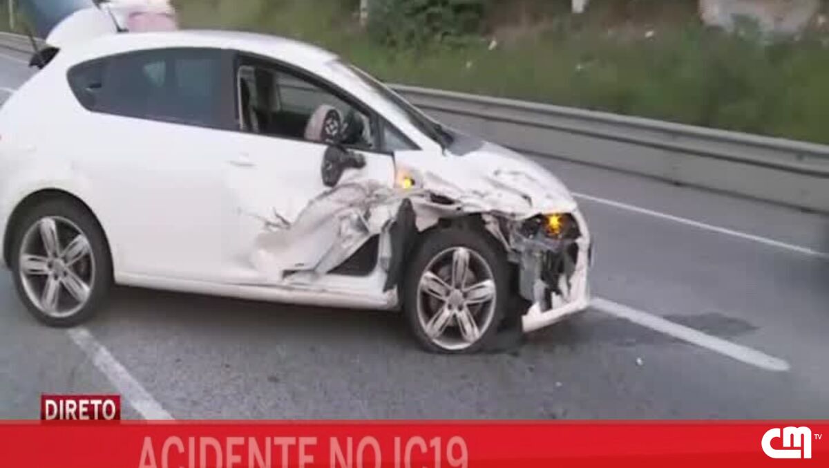 Dois acidentes com seis carros no IC 19 - Atualidade - Correio da Manhã