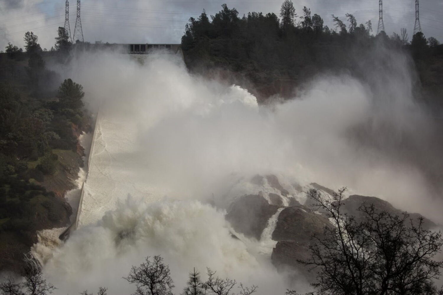 Danos em barragem obrigam a retirar milhares de pessoas na Califórnia ...