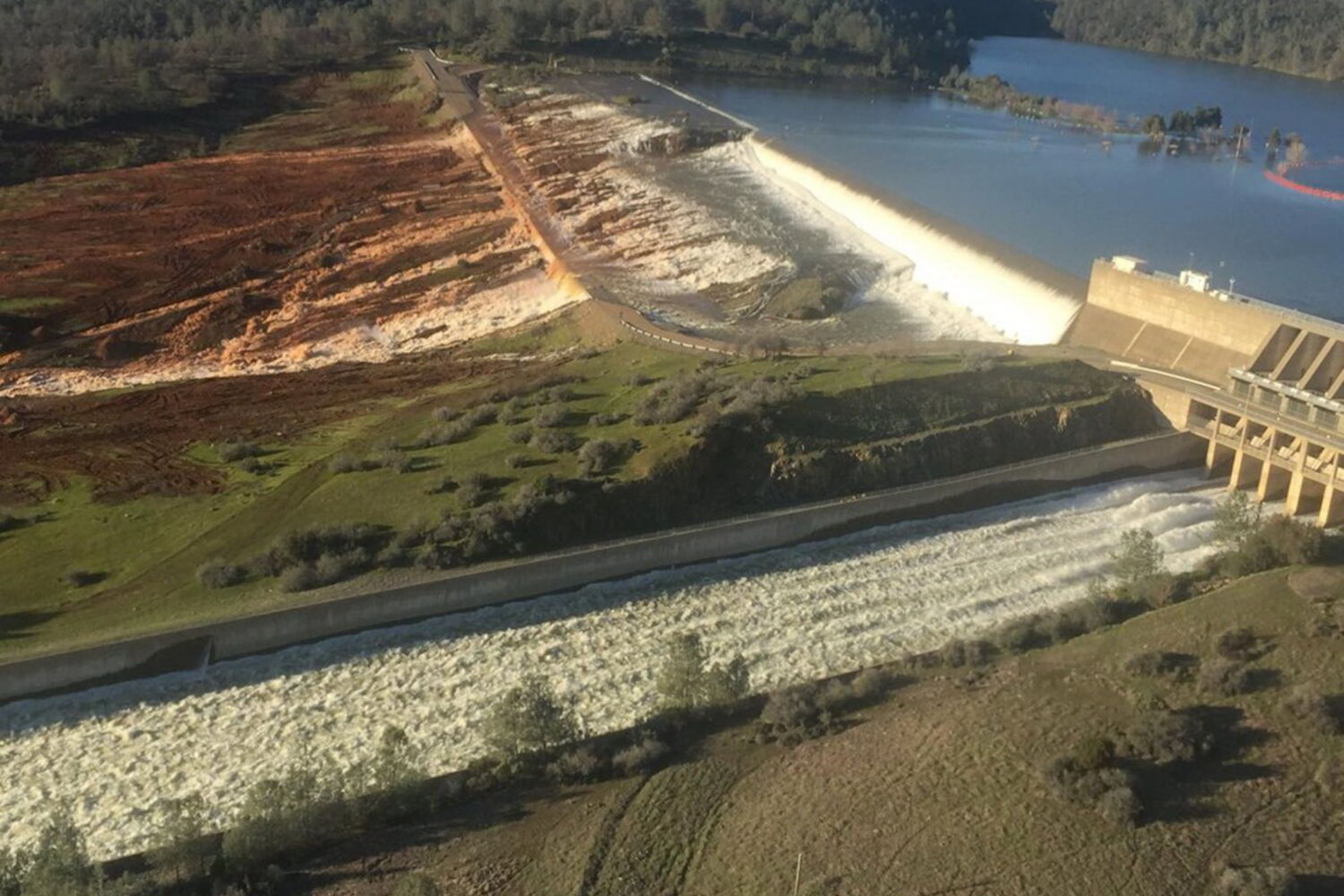 Danos em barragem obrigam a retirar milhares de pessoas na Califórnia ...