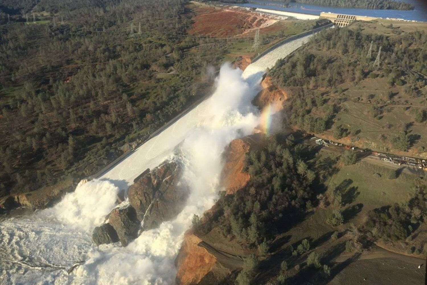 Danos em barragem obrigam a retirar milhares de pessoas na Califórnia ...