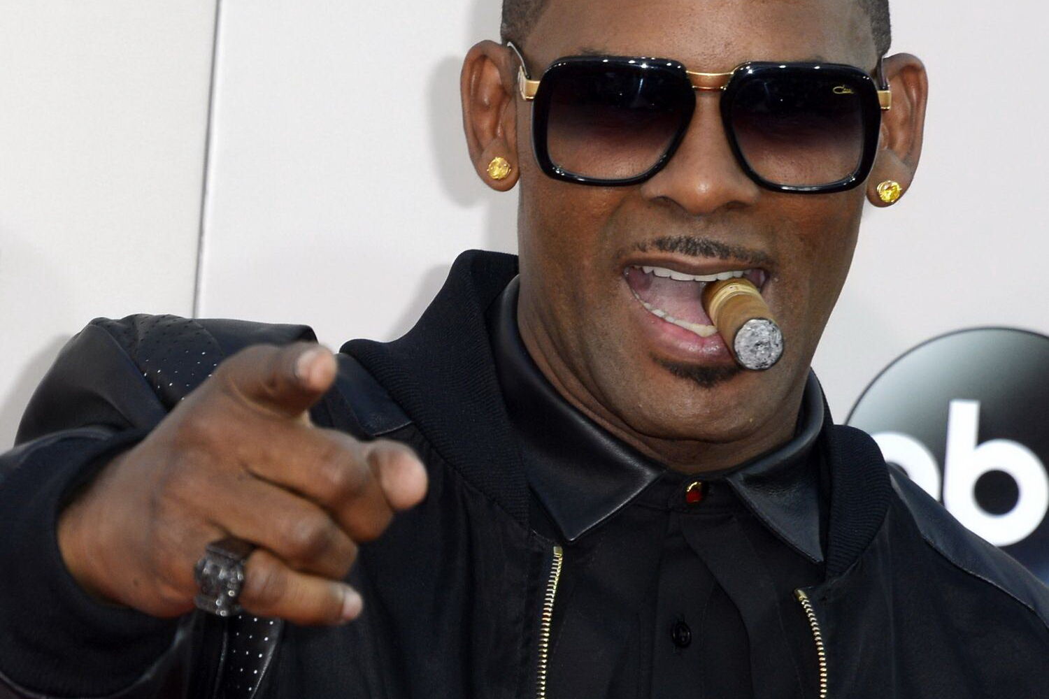 R. Kelly enfrenta acusações de abuso sexual com fiança de 882 mil euros ...