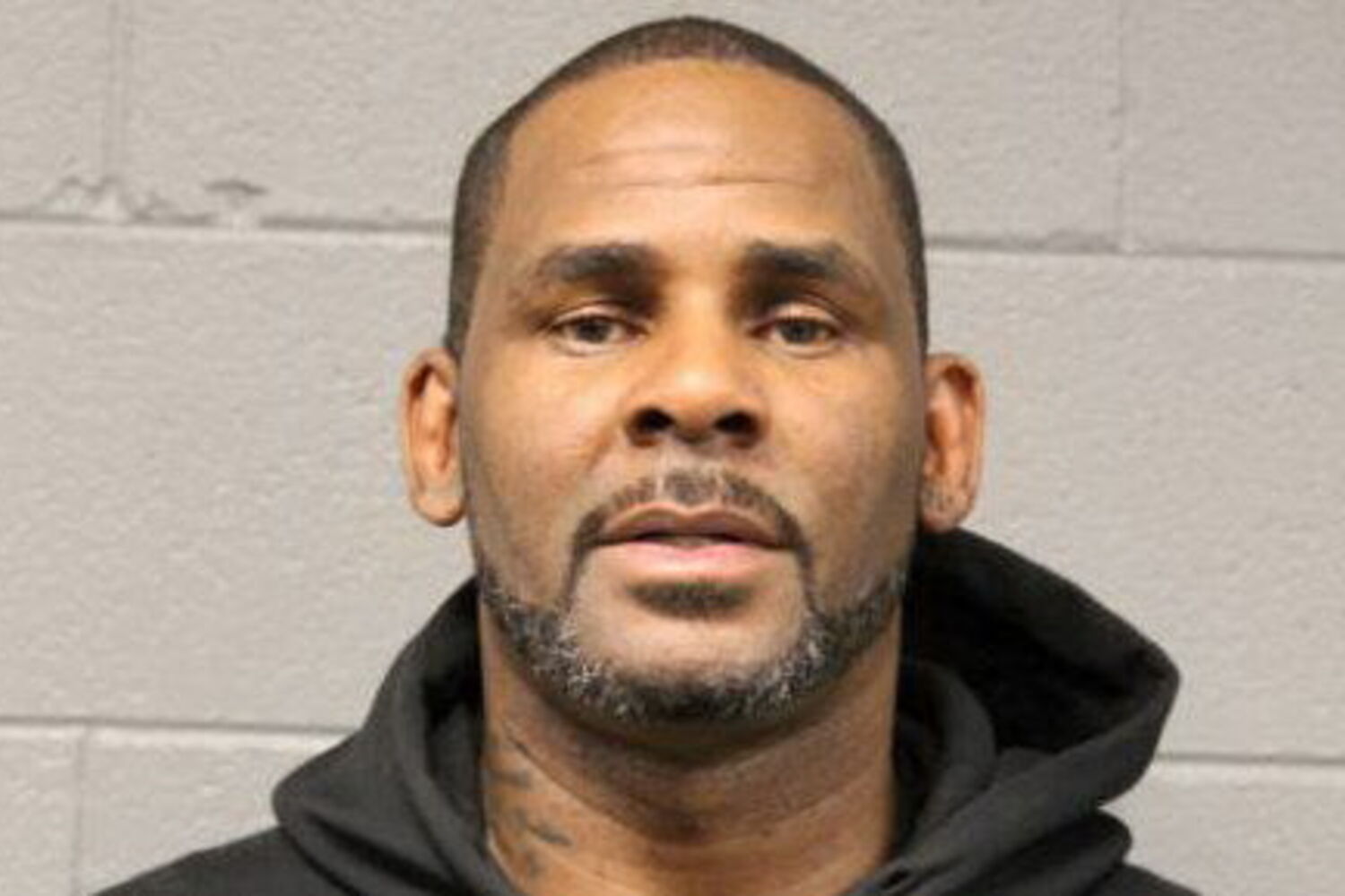 R. Kelly enfrenta acusações de abuso sexual com fiança de 882 mil euros ...