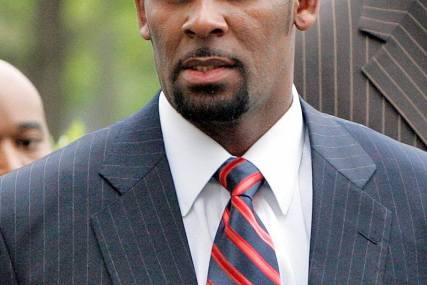 R. Kelly enfrenta acusações de abuso sexual com fiança de 882 mil euros ...
