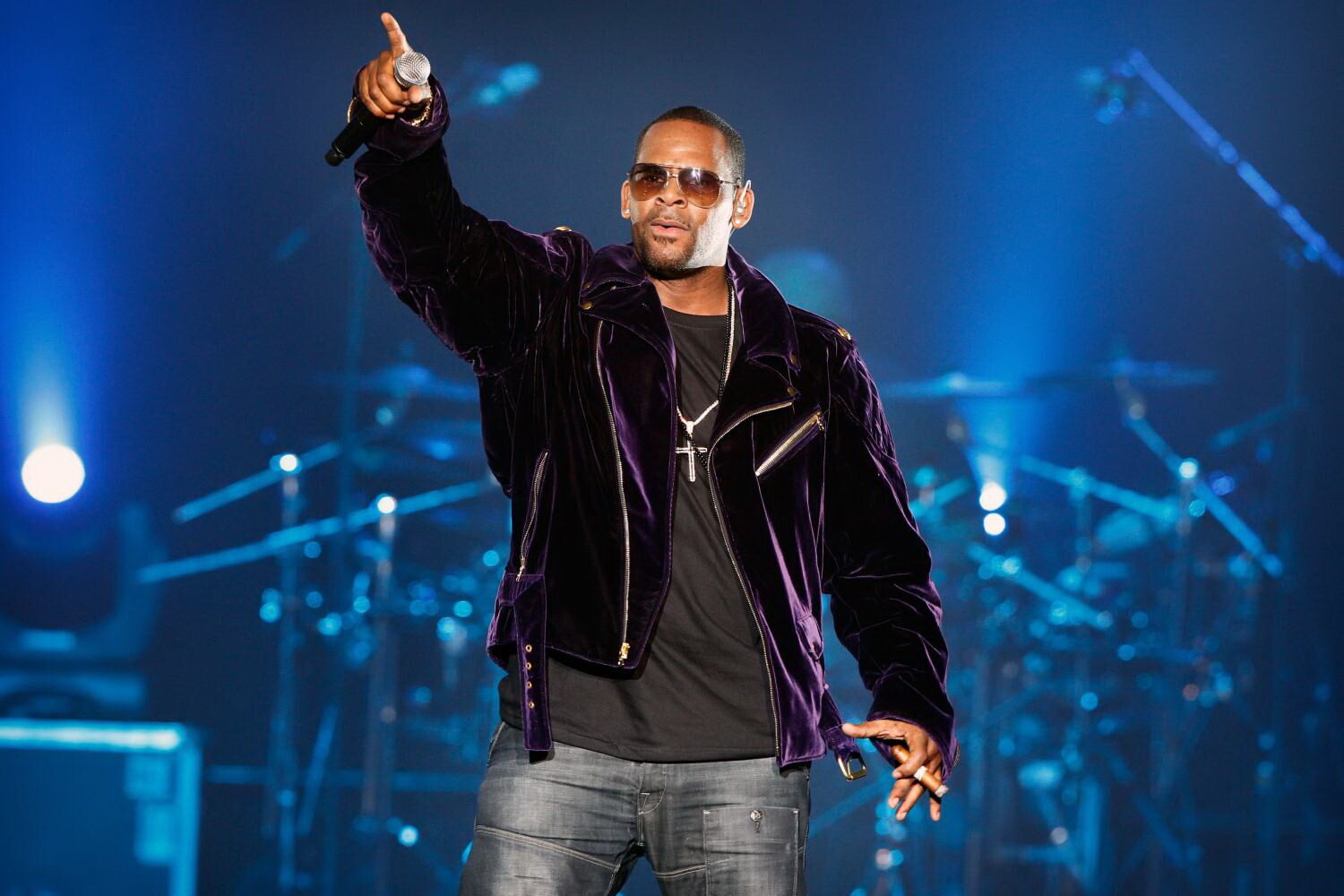 R. Kelly enfrenta acusações de abuso sexual com fiança de 882 mil euros ...