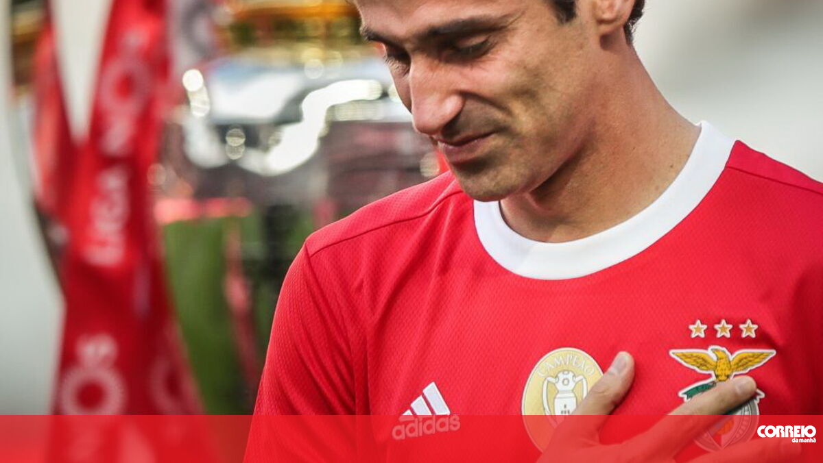 O adeus em lágrimas de Jonas 'Pistolas' no Estádio da Luz. Veja as ...