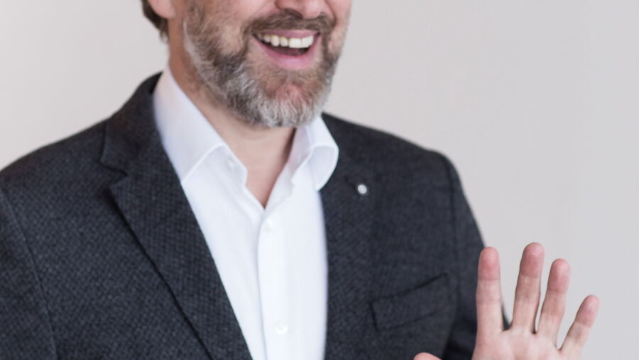 Mike Lousada: “Criamos jovens com uma visão falsa do sexo” - Domingo ...