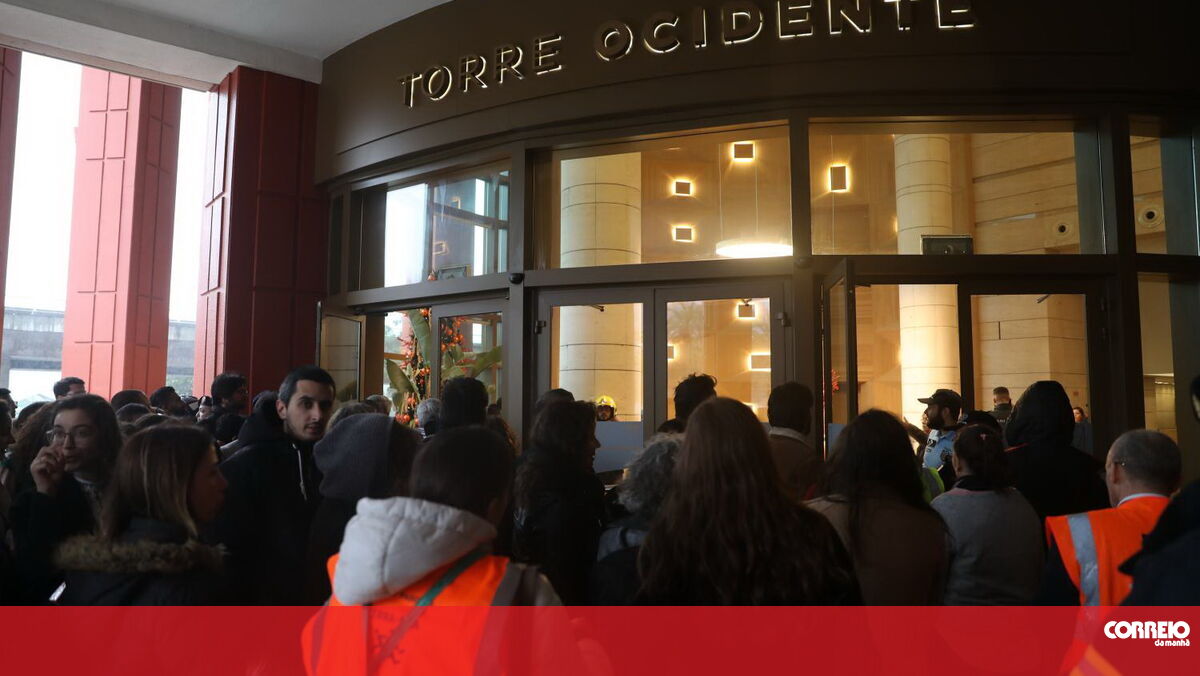 Curto-circuito obrigou à retirada de mil pessoas da Torre Ocidente ...