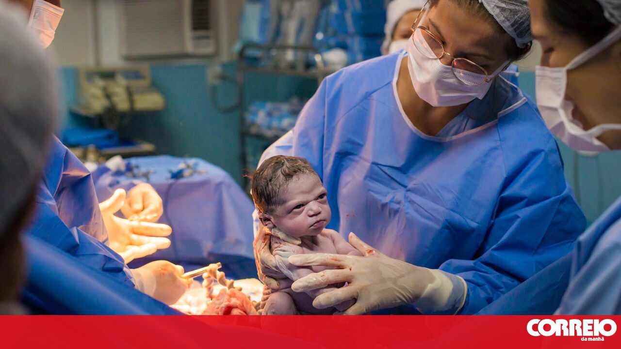 Imagem de recém-nascida com cara chateada dá origem a 'memes' na ...