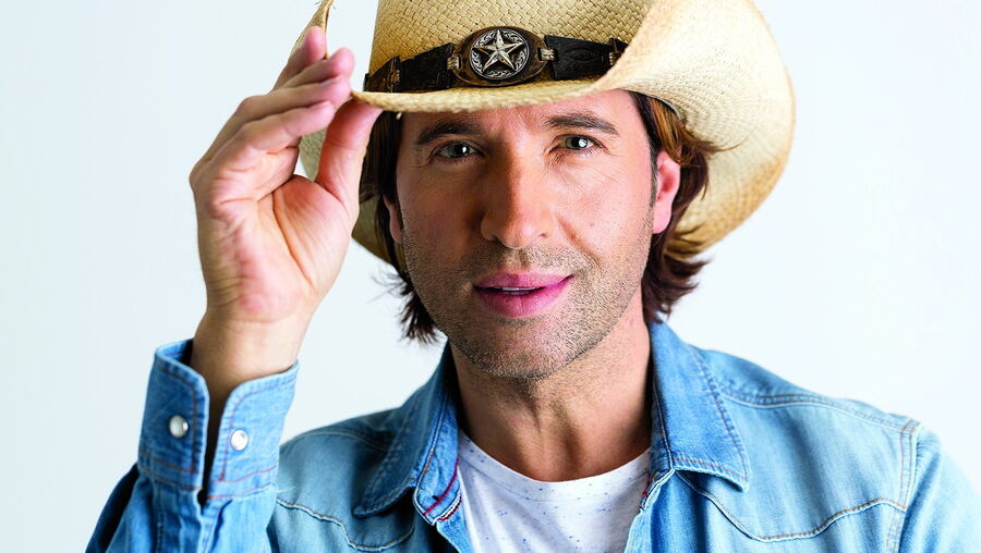 "Vim colmatar uma falha": Zé Amaro atua hoje no Porto - Cultura ...