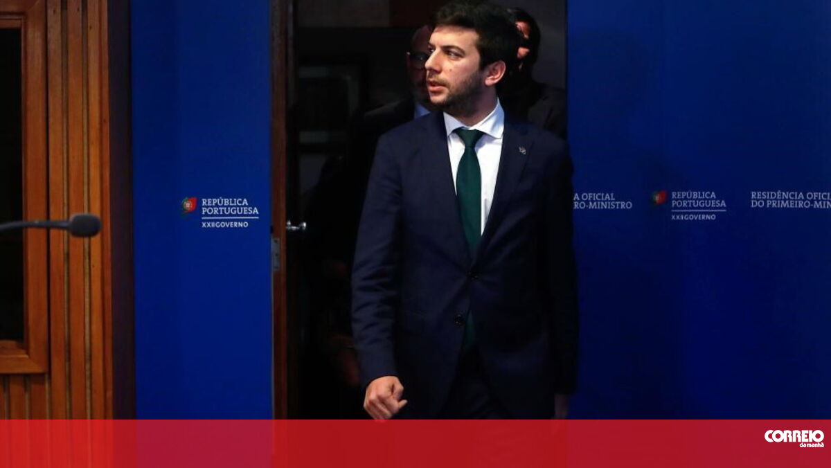 Presidente do CDS alista-se como voluntário nas Forças Armadas para ... Presidente do CDS alista-se como voluntário nas Forças Armadas para ...