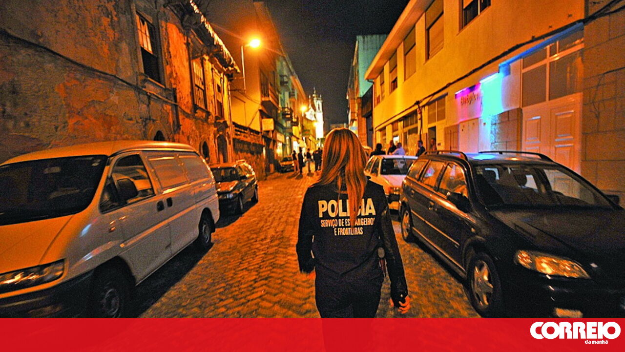 Novas fardas para o SEF por 443 mil euros - Portugal - Correio da Manhã