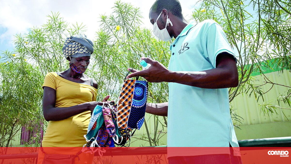 Angolanos improvisam máscaras de pano africano - Mundo - Correio da Manhã