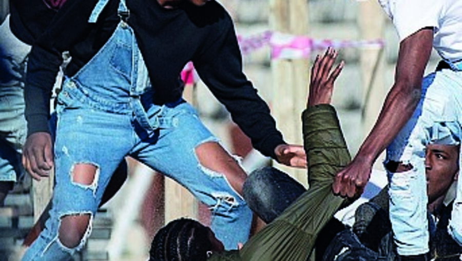 PSP investiga rixa de gangs da Amadora com menor esfaqueado - Portugal ...