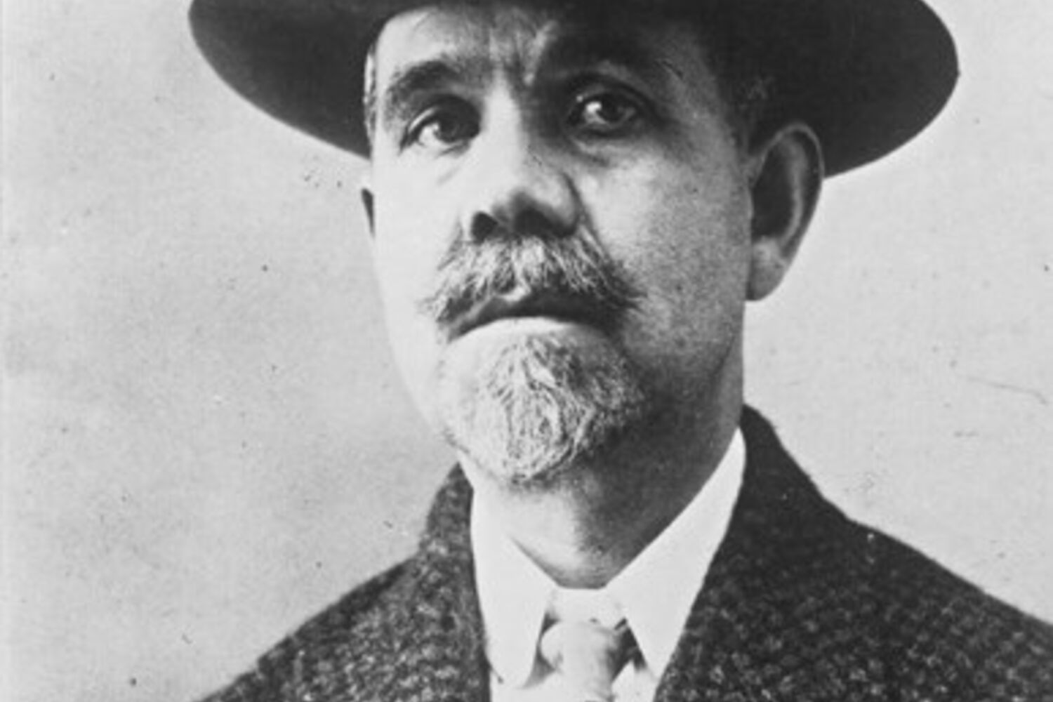 Diligências para localizar sepultura de Silva Rocha - Cultura - Correio ...