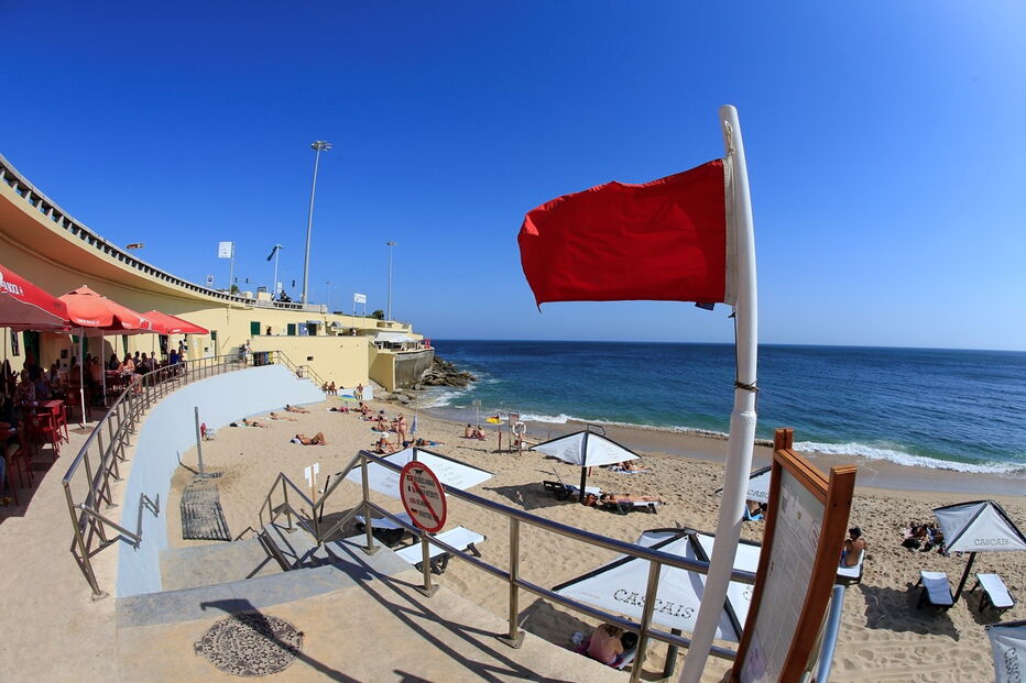 Buscas na praia da Parede em Cascais - Portugal - Correio da Manhã