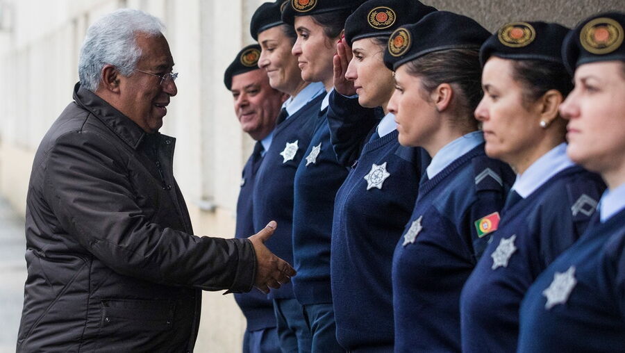 Só 159 candidatos para 200 vagas de guardas prisionais - Portugal ...