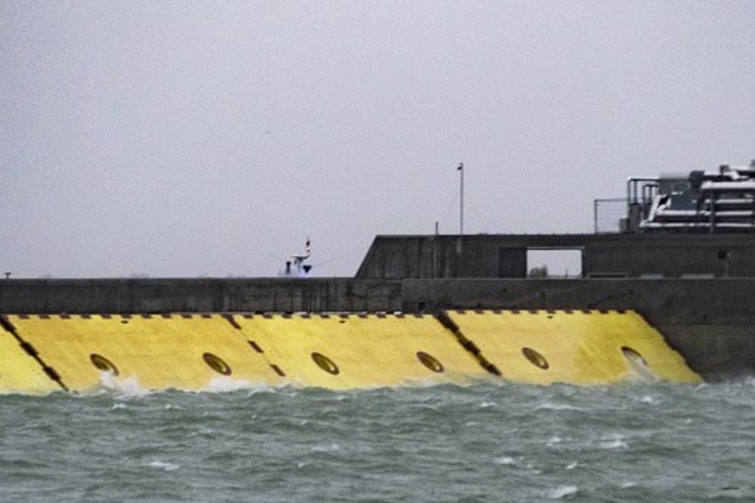 Veneza vive dia "histórico" ao ativar pela primeira vez barragem para ...