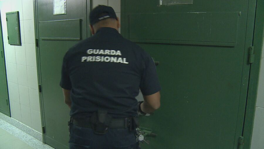 Guarda prisional ameaçou com arma no Hospital de Paredes porque não lhe ...