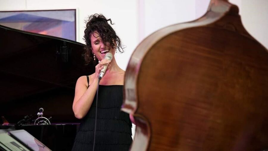 Cantora portuguesa Maria Mendes nomeada para Grammy - Cultura - Correio ...