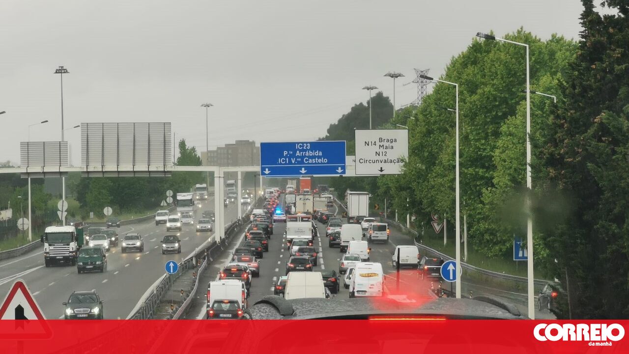 Acidente com seis veículos no Porto 'entope' VCI - Portugal - Correio ...