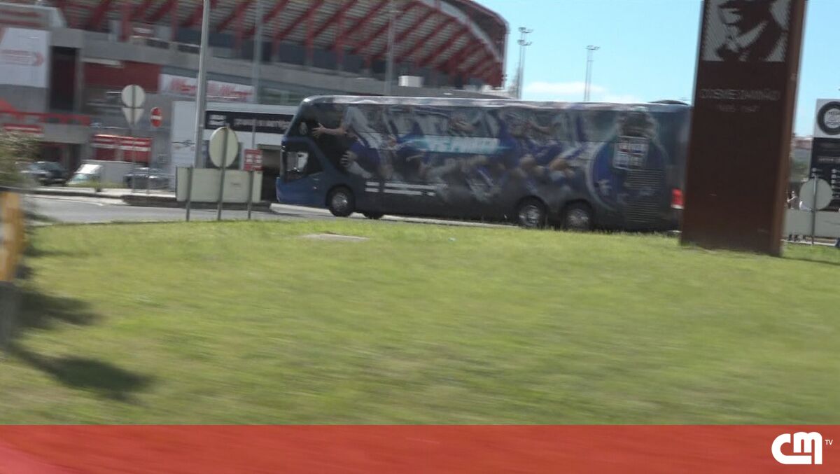 Veja o momento em que o autocarro com a equipa do FC Porto chega à Luz ...
