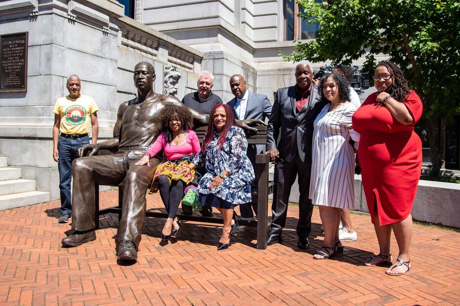 Estátua de George Floyd inaugurada em Nova Jersey pesa mais de 300 ...