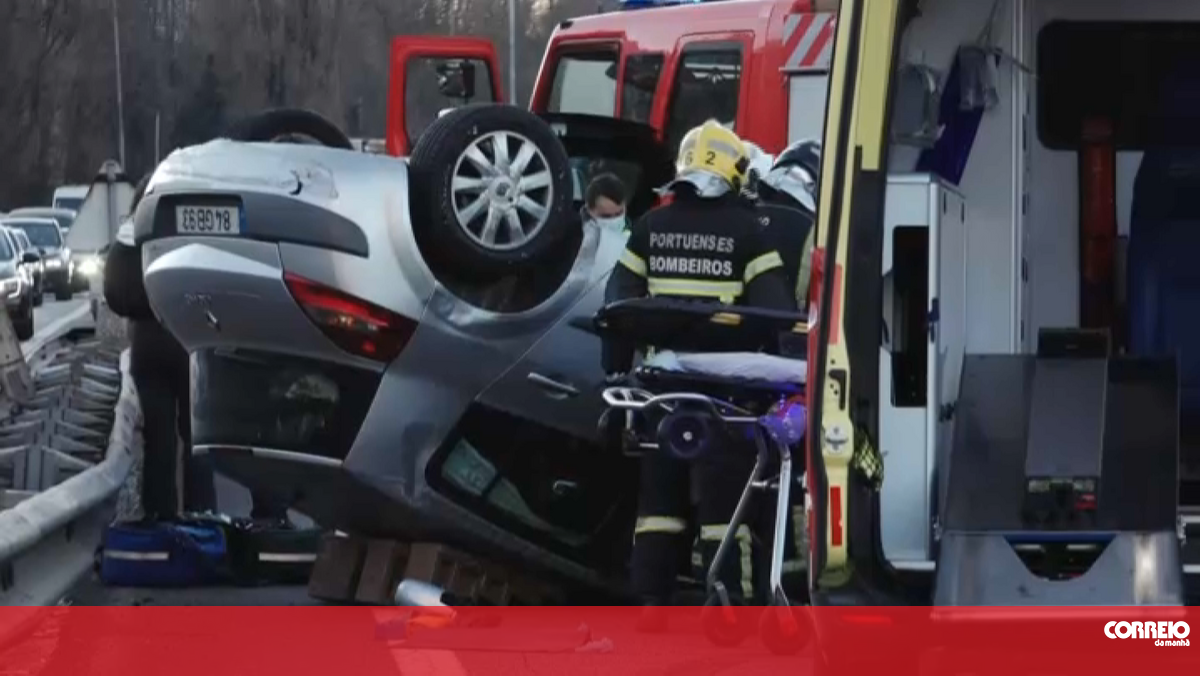 Mulher ferida em acidente entre carro e camião na VCI no Porto ...