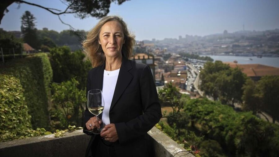 Dora Simões, o nome por trás do mundo dos vinhos verdes - Sociedade ...