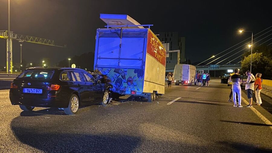 Colisão entre carro e reboque faz um ferido no Porto - Portugal ...