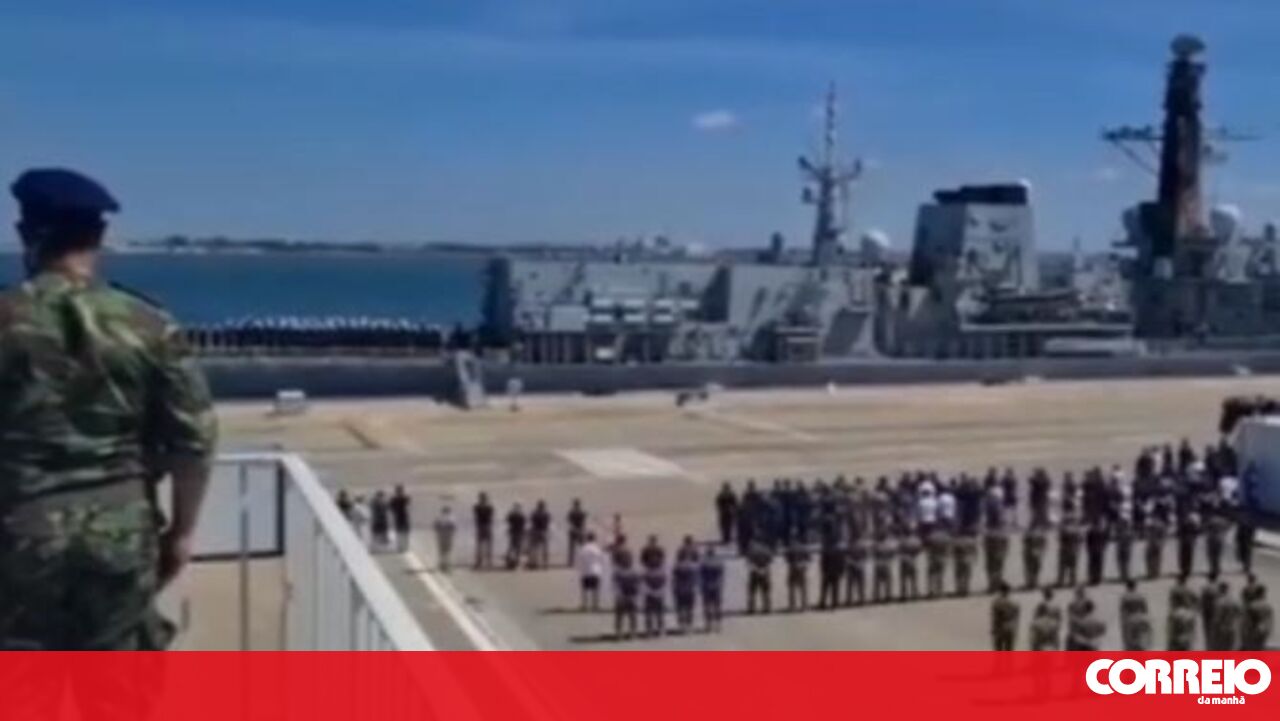 Fragata da Marinha britânica em Troia presta homenagem a Isabel II com ...