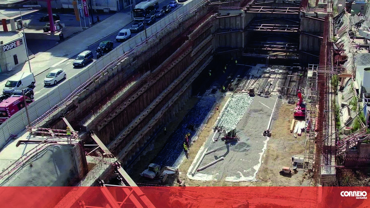 Obras da linha rosa do metro do Porto deixam ‘crateras’ a céu aberto ...