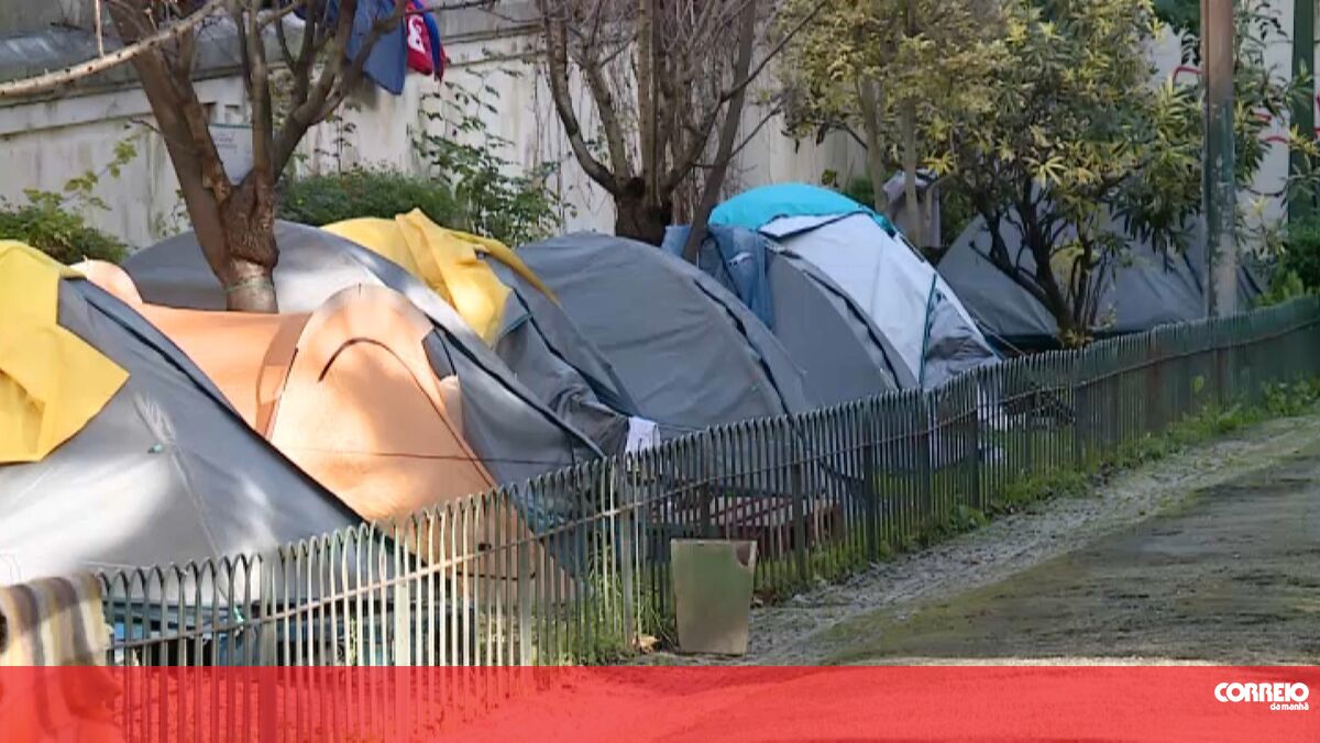 Centenas de imigrantes sem-abrigo dormem há meses em tendas nas ruas da ...