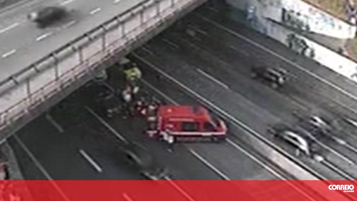 Dois feridos graves em colisão com duas motas na VCI, no Porto ...