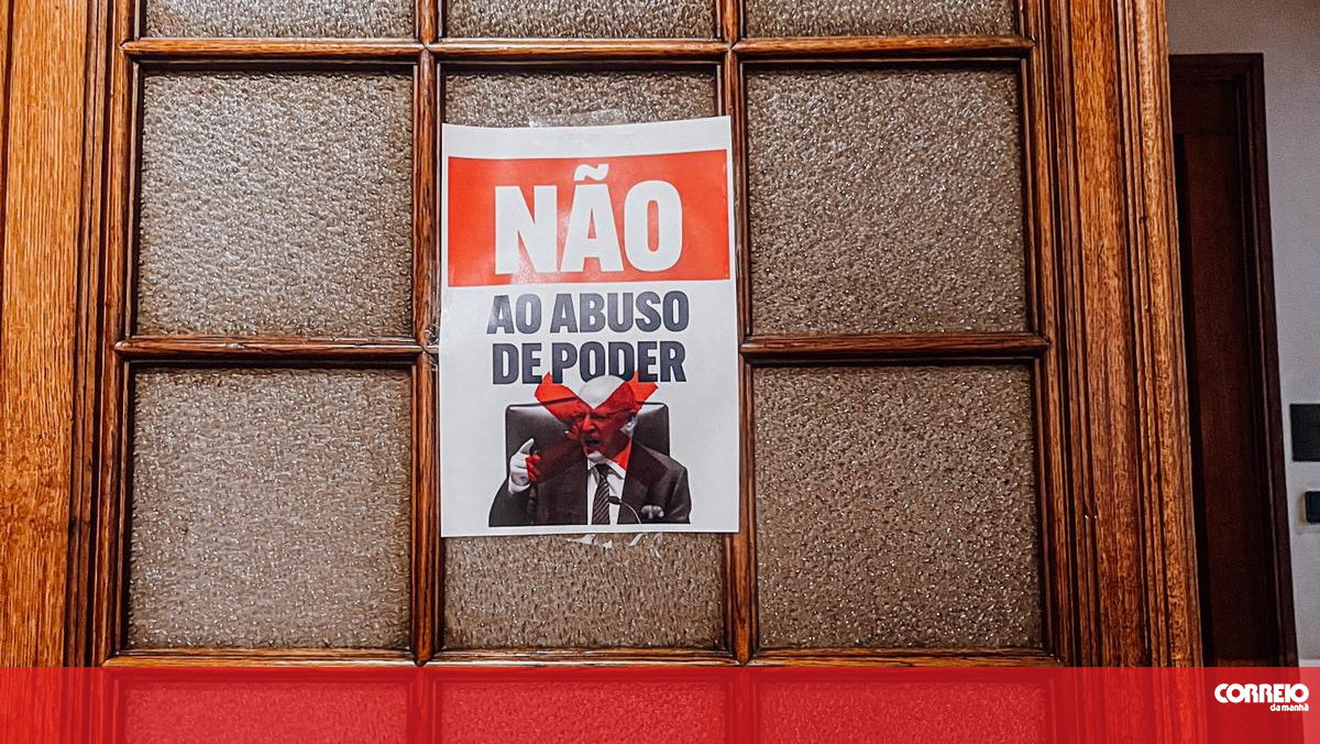 "Não ao abuso de poder": Cartazes do Chega com Augusto Santos Silva ...