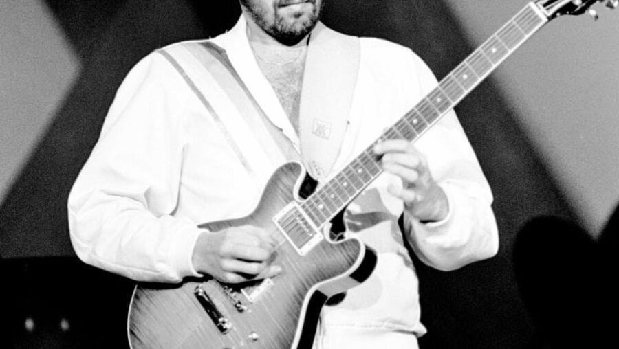 Morreu Lasse Wellander, guitarrista dos ABBA, após batalha contra ...