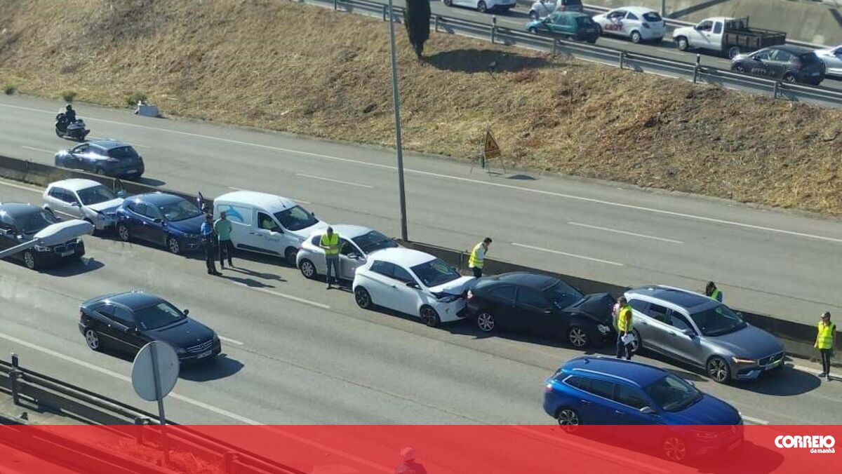 Choque em cadeia com sete carros condiciona trânsito no IC19 no sentido ...