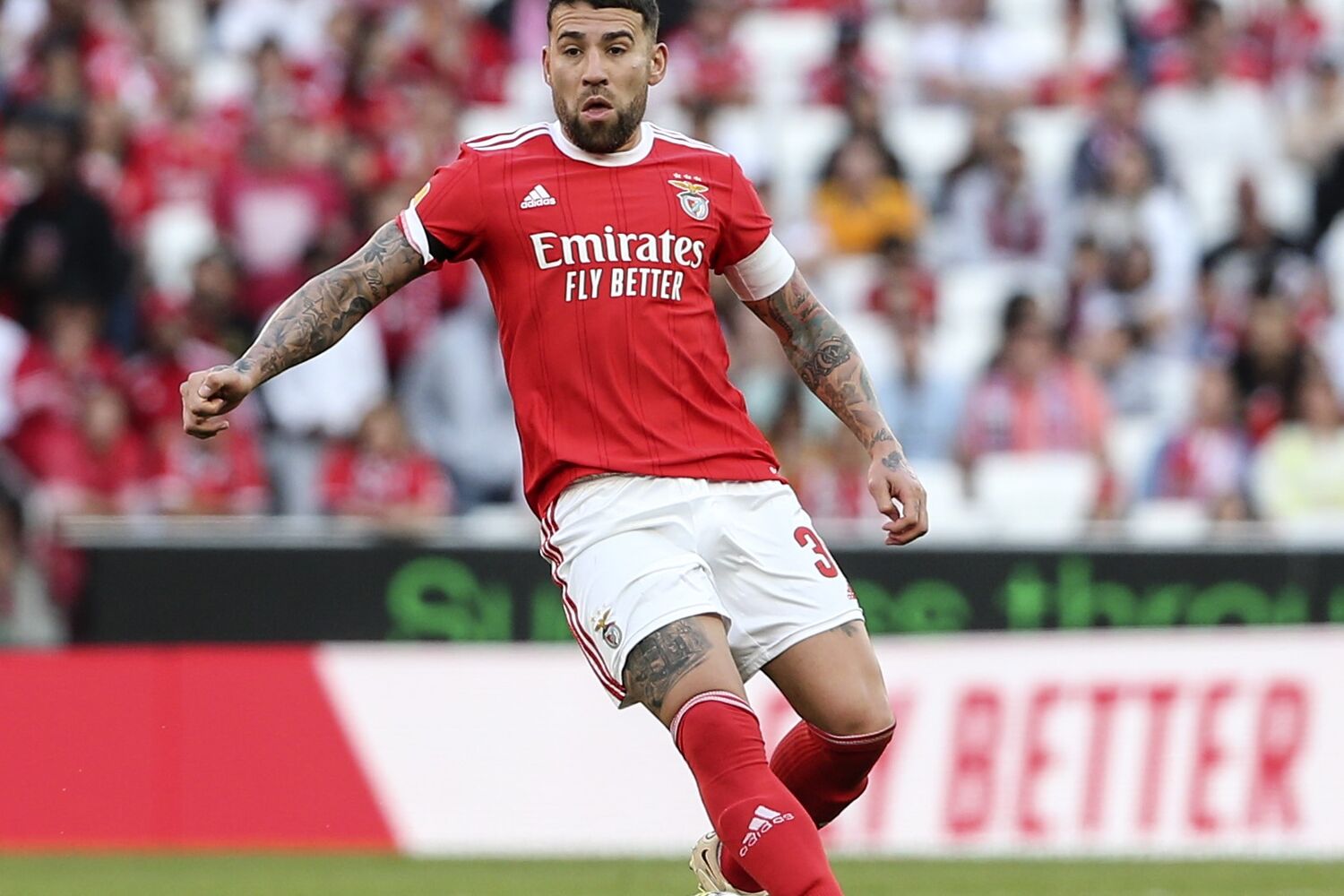 Otamendi quer ficar mais um ano no Benfica - Futebol - Correio da Manhã