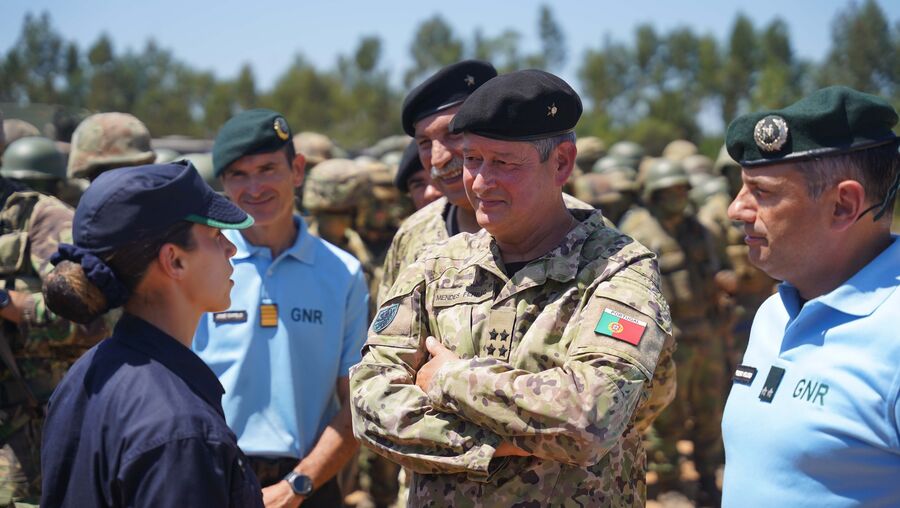 Chefe do Exército alerta para "momento crítico" no ramo - Portugal ...