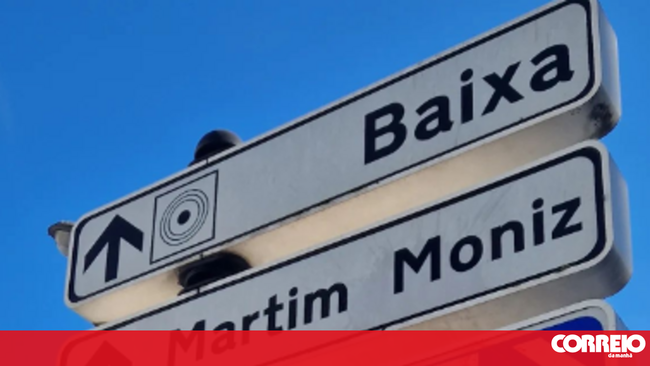 Bordalo II pinta de vermelho símbolo das touradas nos sinais ...