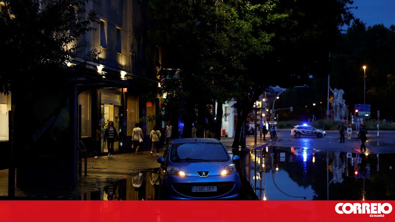 Autoridades procuram três pessoas desaparecidas devido às cheias em ...